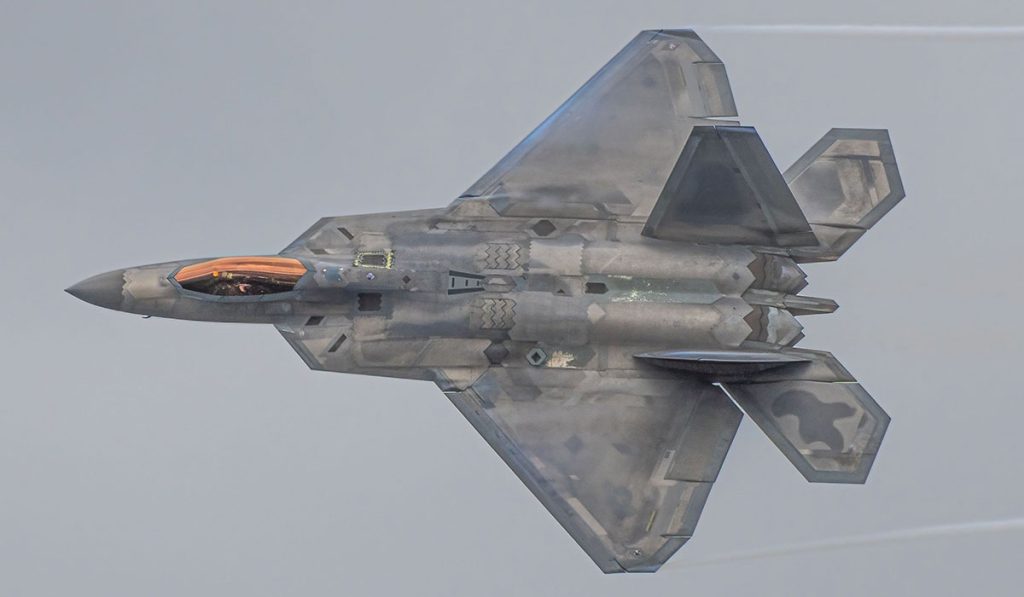 F-35 Lightning vs F-22 Raptor: Air Superiority Battle