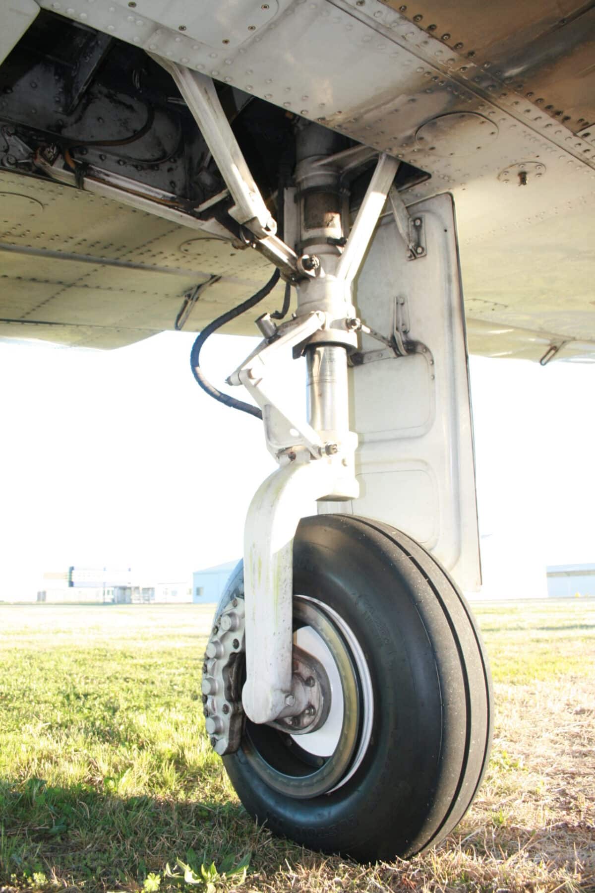 How Aircraft Landing Gear Works: A Complete Technical Guide
